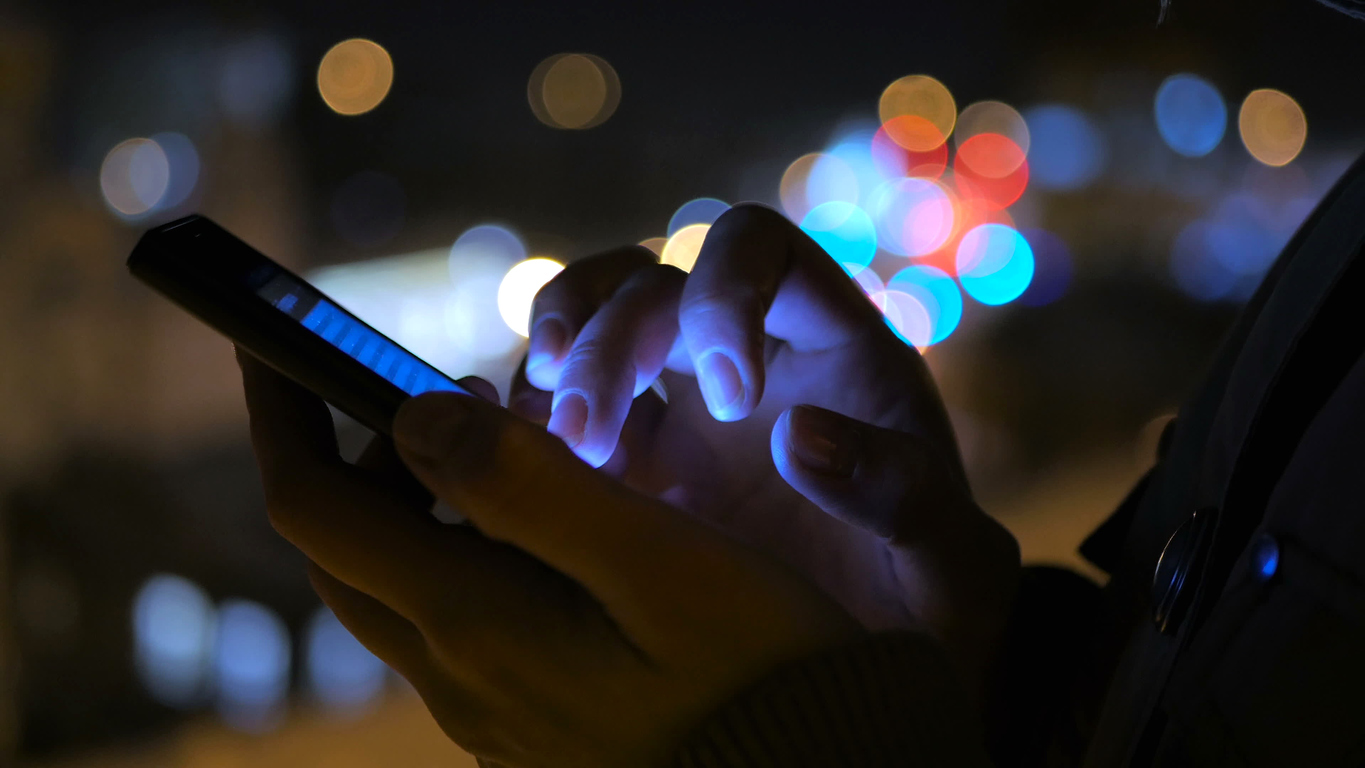 Does Blue Light Filtering "Night Shift" Really Help Sleep?